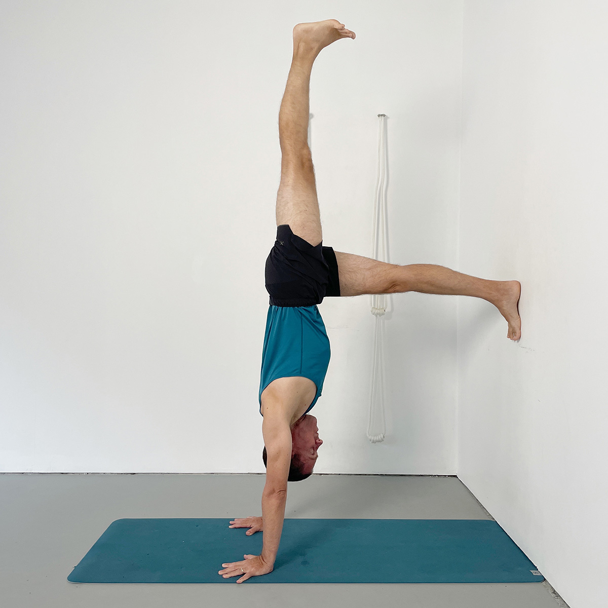 Adho Mukha Vrksasana (Handstand) | Yoga Selection