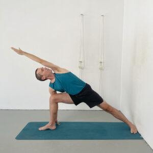Utthita Parsvakonasana (Extended Side Angle Pose): A Comprehensive ...