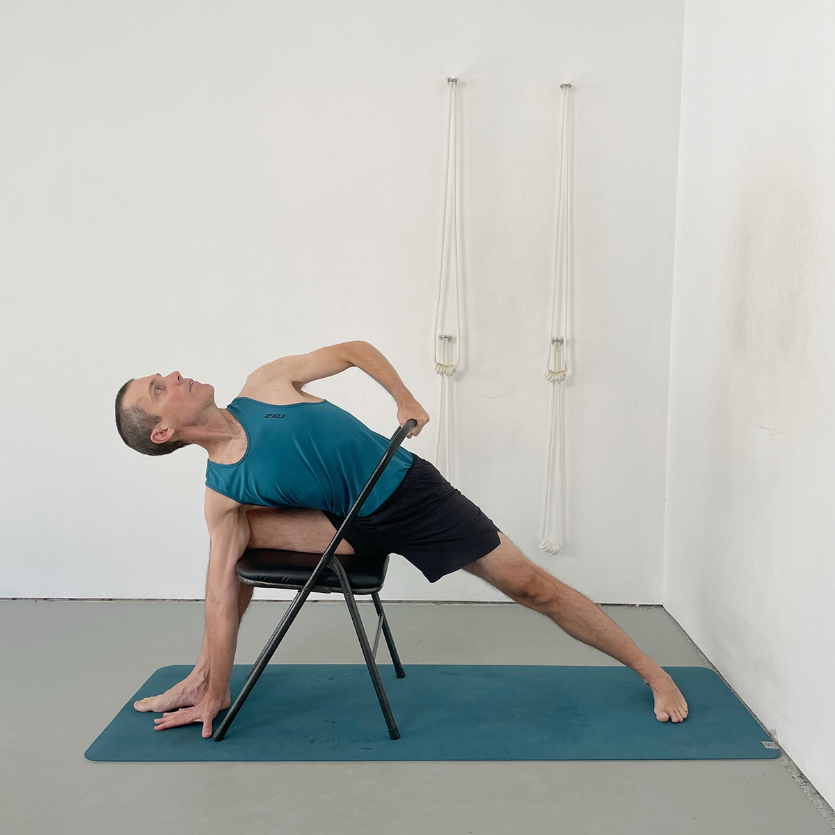 Utthita Parsvakonasana (Extended Side Angle Pose): A Comprehensive ...