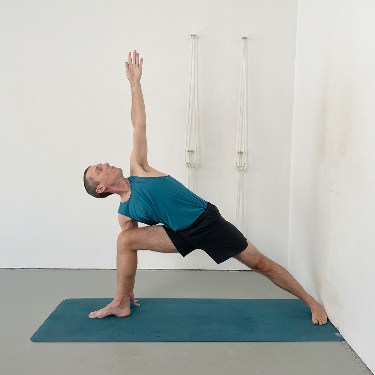 Utthita Parsvakonasana (Extended Side Angle Pose): A Comprehensive ...